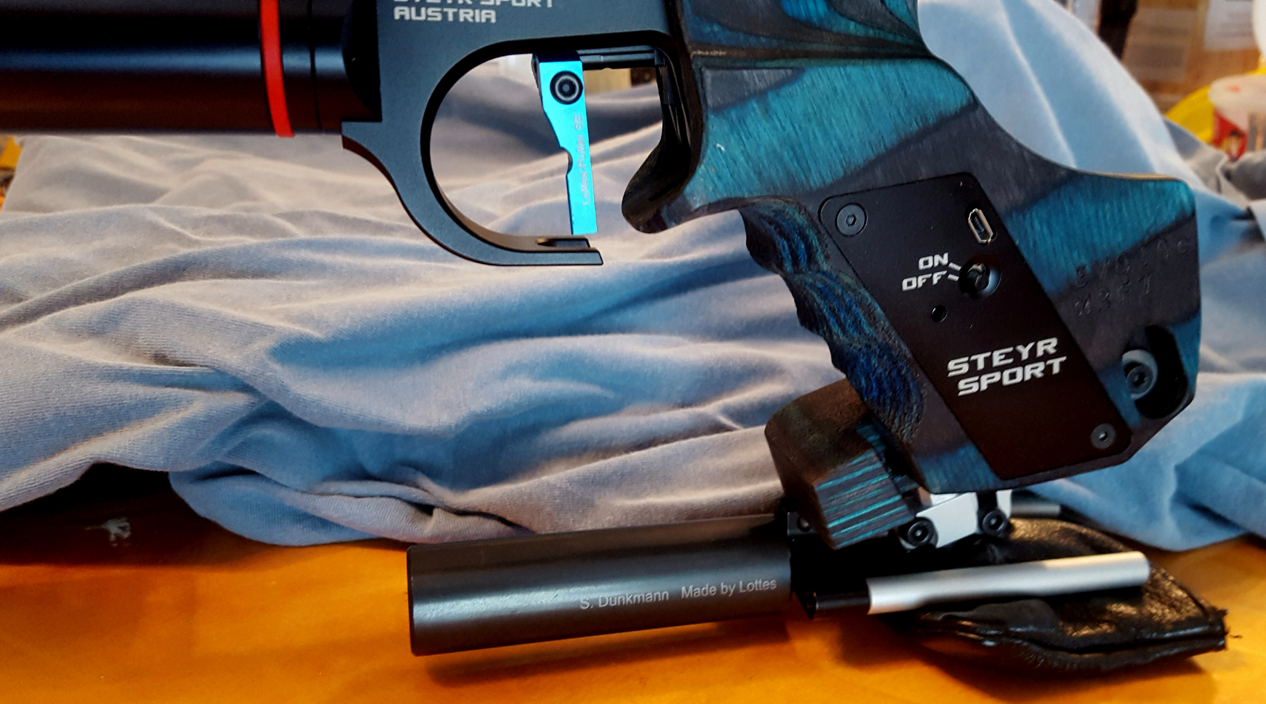 Steyr EVO 10 mit FWB-Auflage am Rink-Griff mit Zusatzgewicht von HDR ...